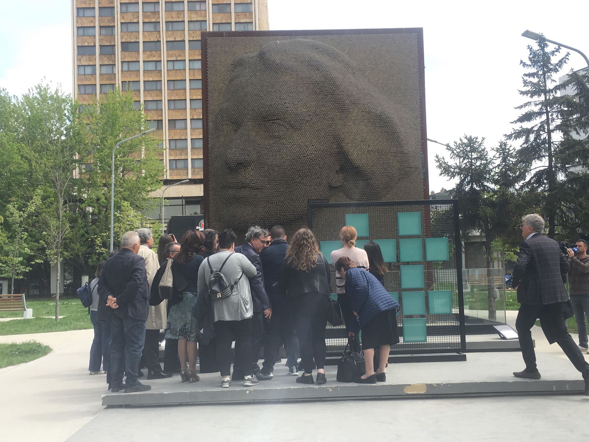 Arbëreshët e Italisë vizitojnë sheshet, muzeun dhe memorialet në ...