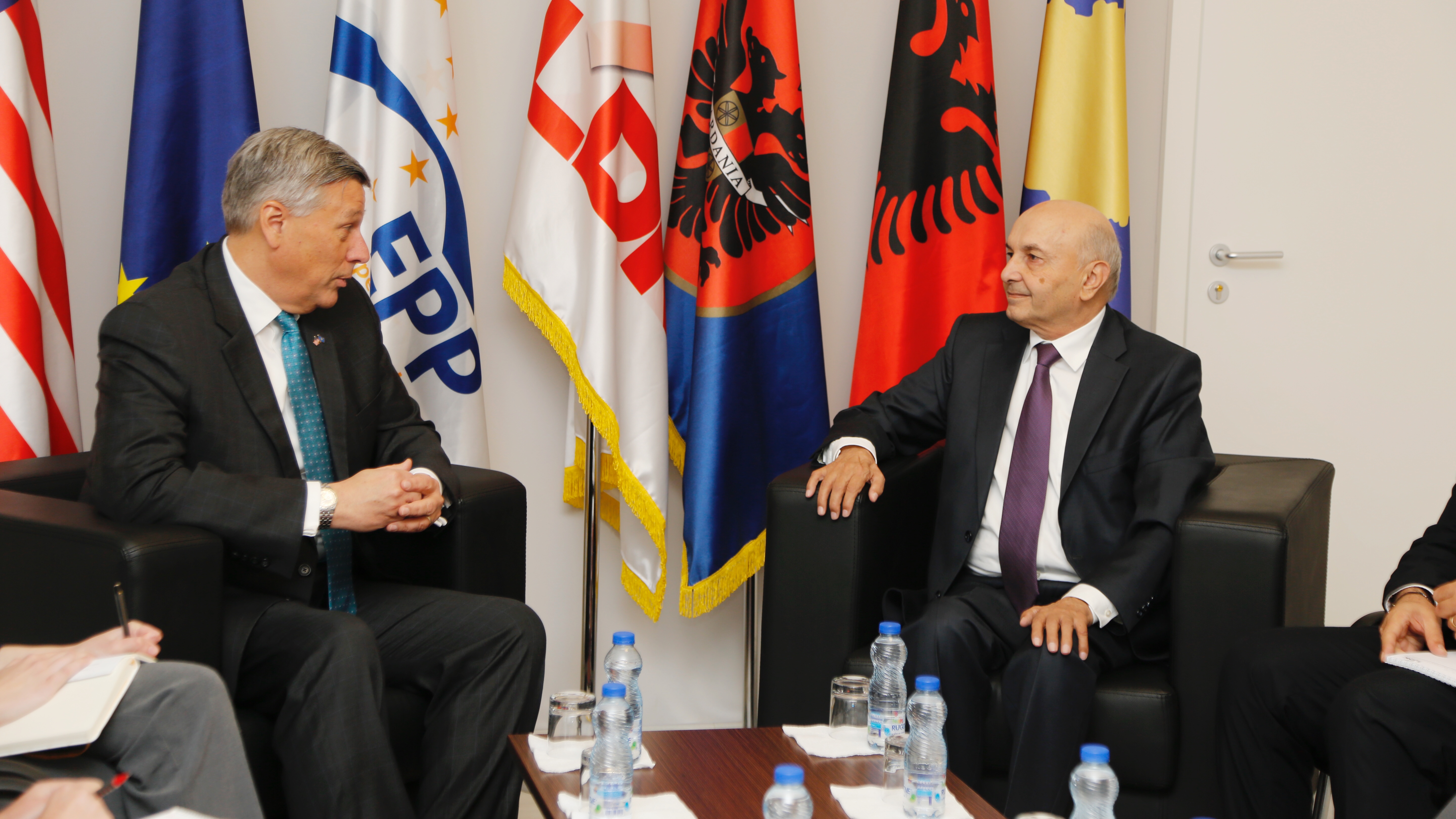 Mustafa takohet me ambasadorin e ShBA-së në Kosovë, Philip Kosnett ...