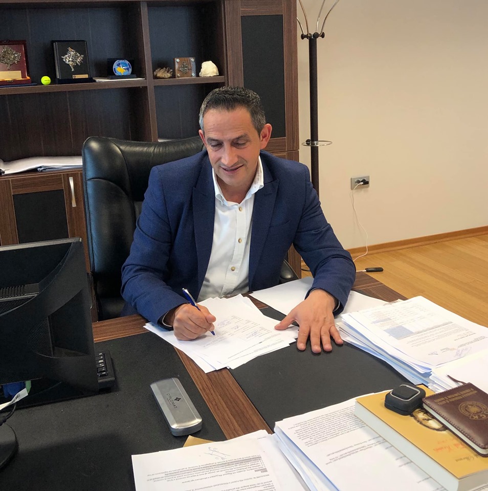 Minstri në detyrë Fatmir Matoshi ka nënshkruar kontratën me vlerë mbi ...