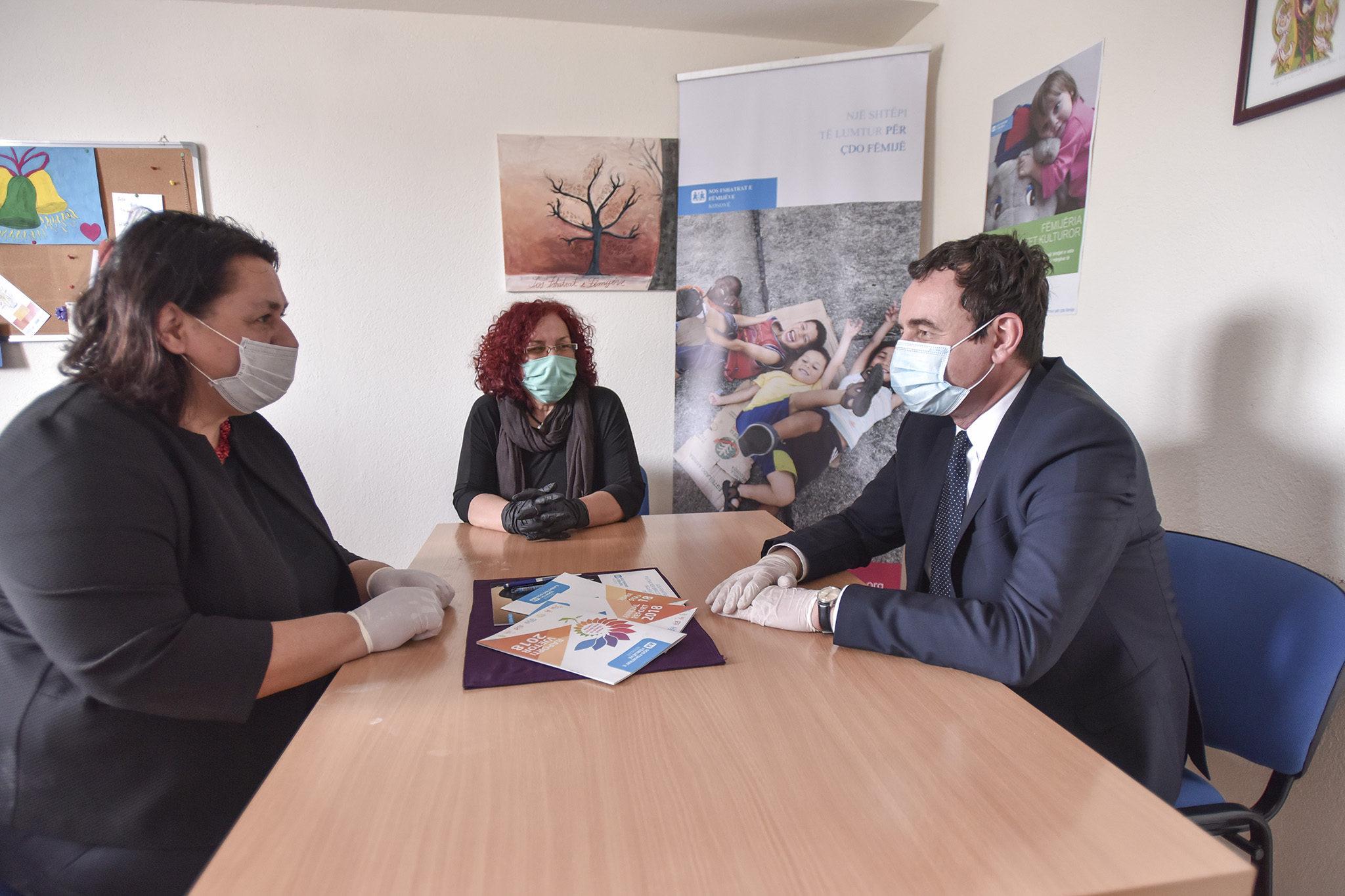 Kryeministri Kurti vizitoi SOS Fshatin e Fëmijëve në Prishtinë ...