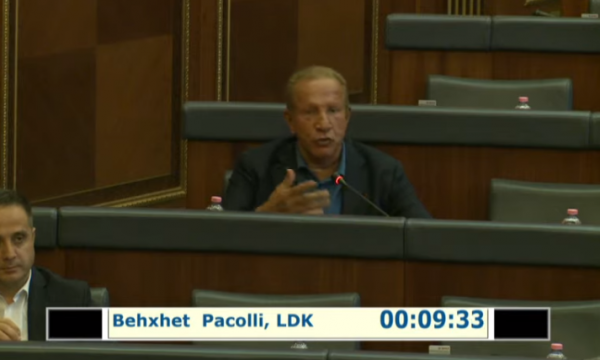 Deputetët bëjnë zhurmë derisa po fliste, Pacolli: Unë ndalem dhe nuk e ...