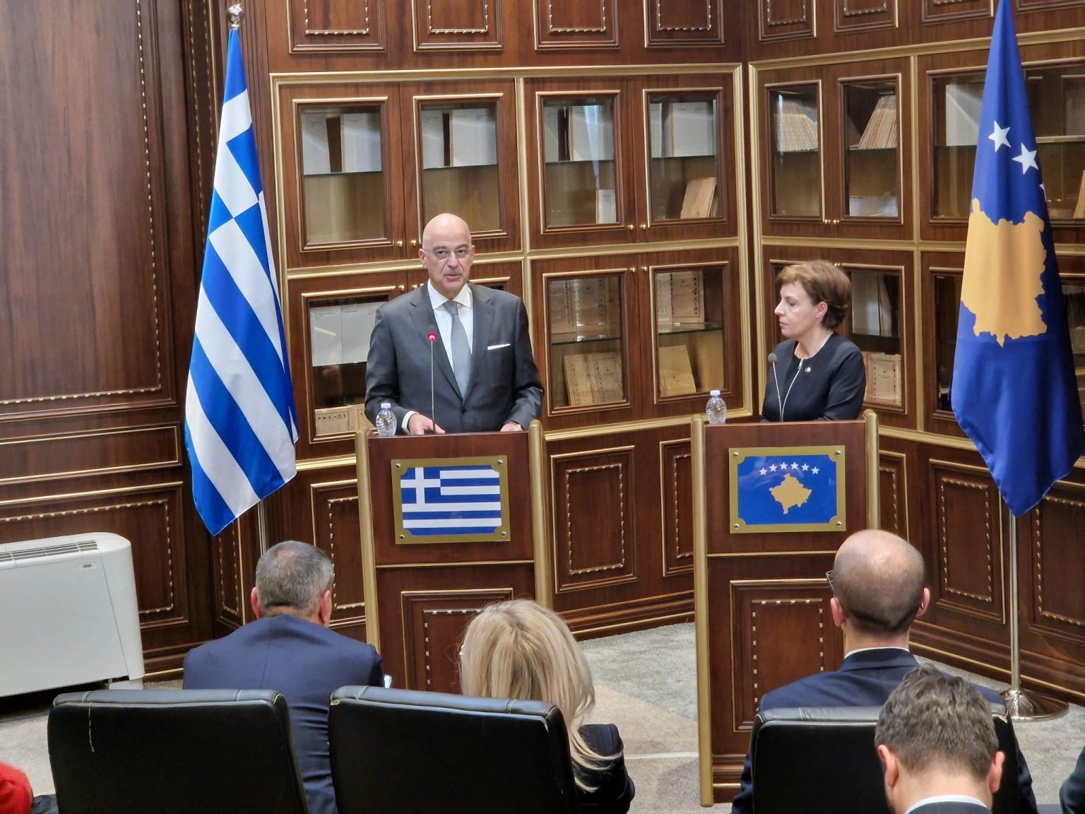 Ministri grek refuzon të mbajë konferencë e të fotografohet para logos ...