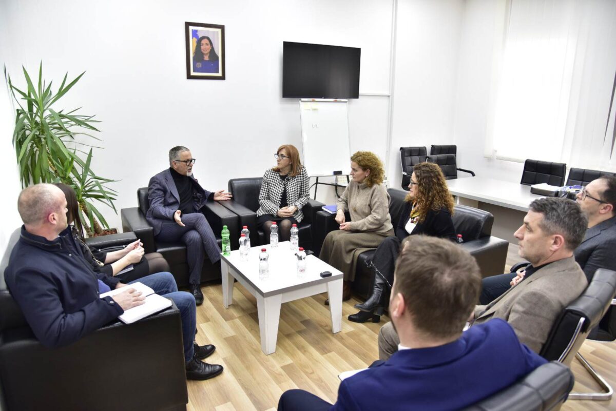 Vitia vizitoi sot ShSKUK-në, uron ushtruesen e re të detyrës së ...