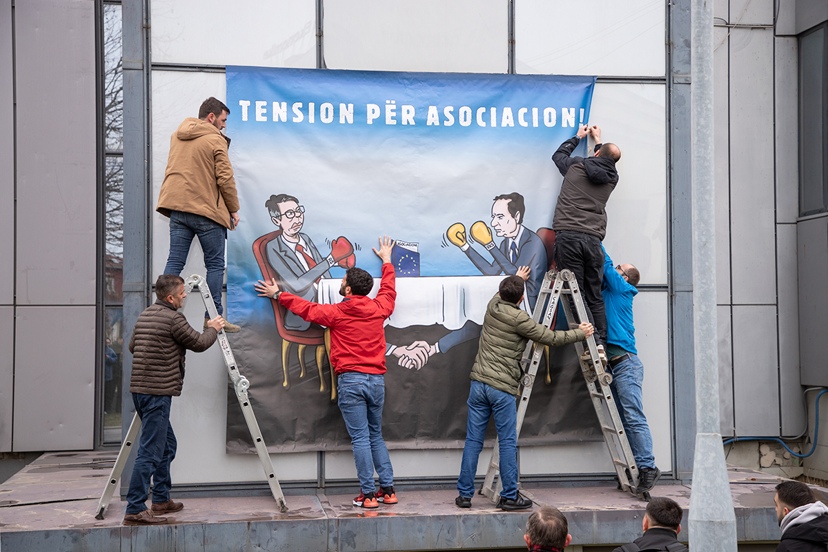 PSD me aksion simbolik për takimin Kurti – Vuçiq: Mbi tavolinë doreza ...