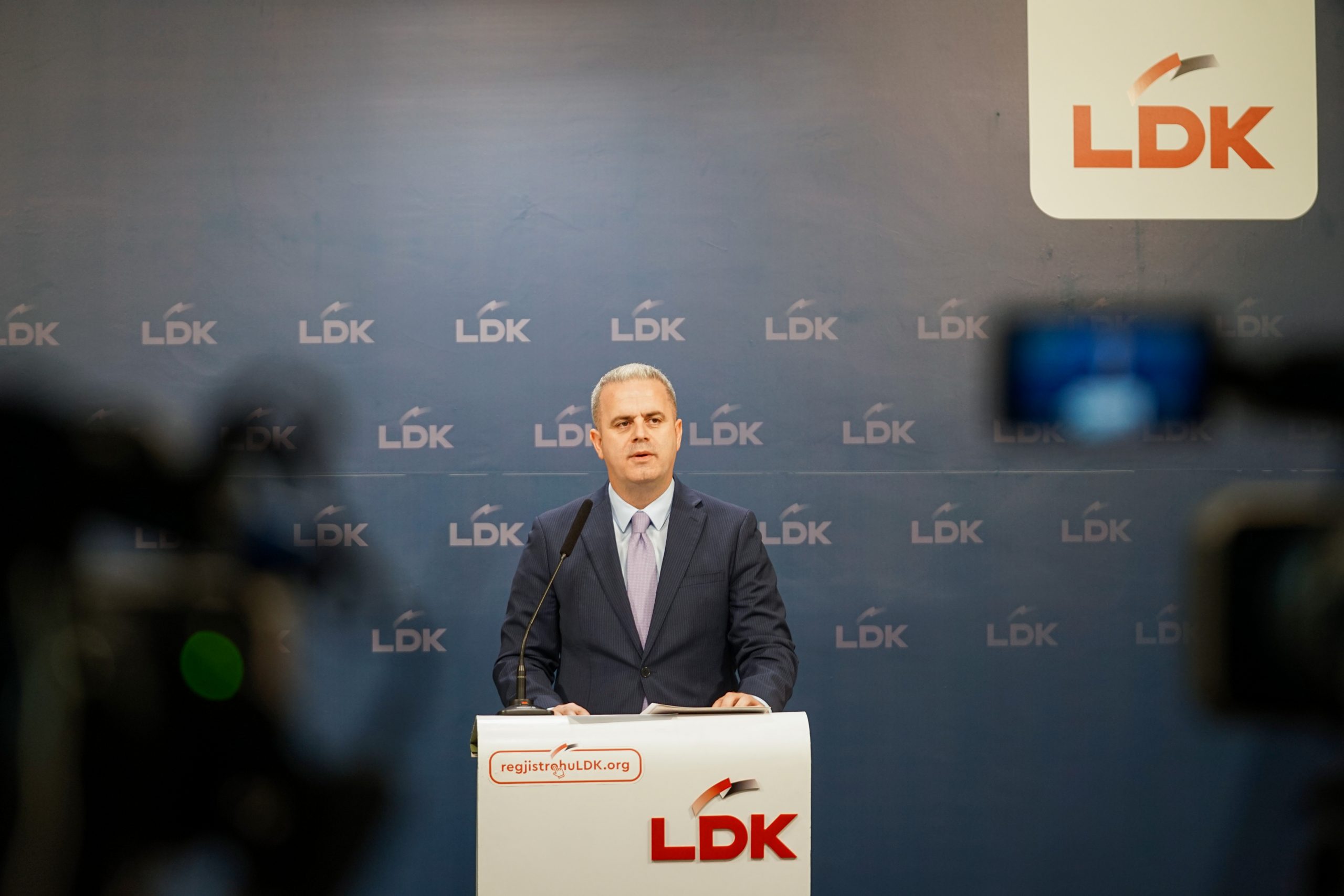 Azemi: Pushteti abuzoi me familjet tona, LDK-ja do t’ia kthejë ...