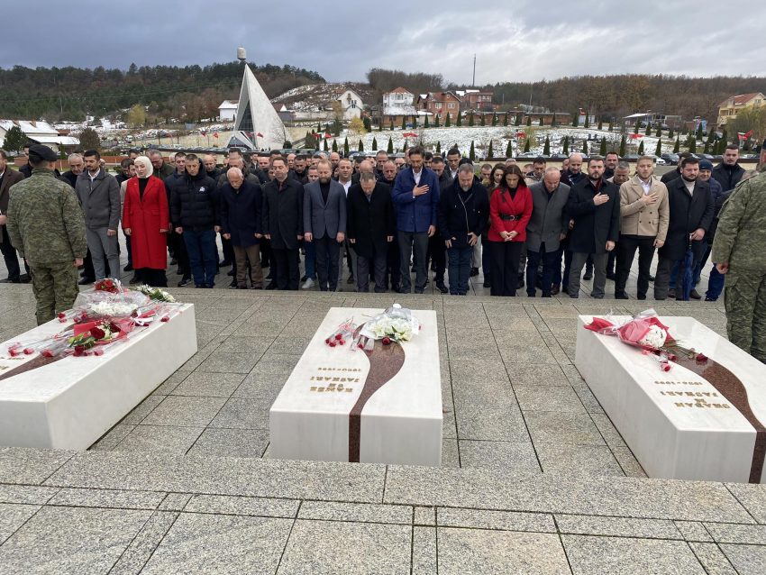 PDK-ja bën homazhe në Kompleksin Memorial “Adem Jashari” në Prekaz ...