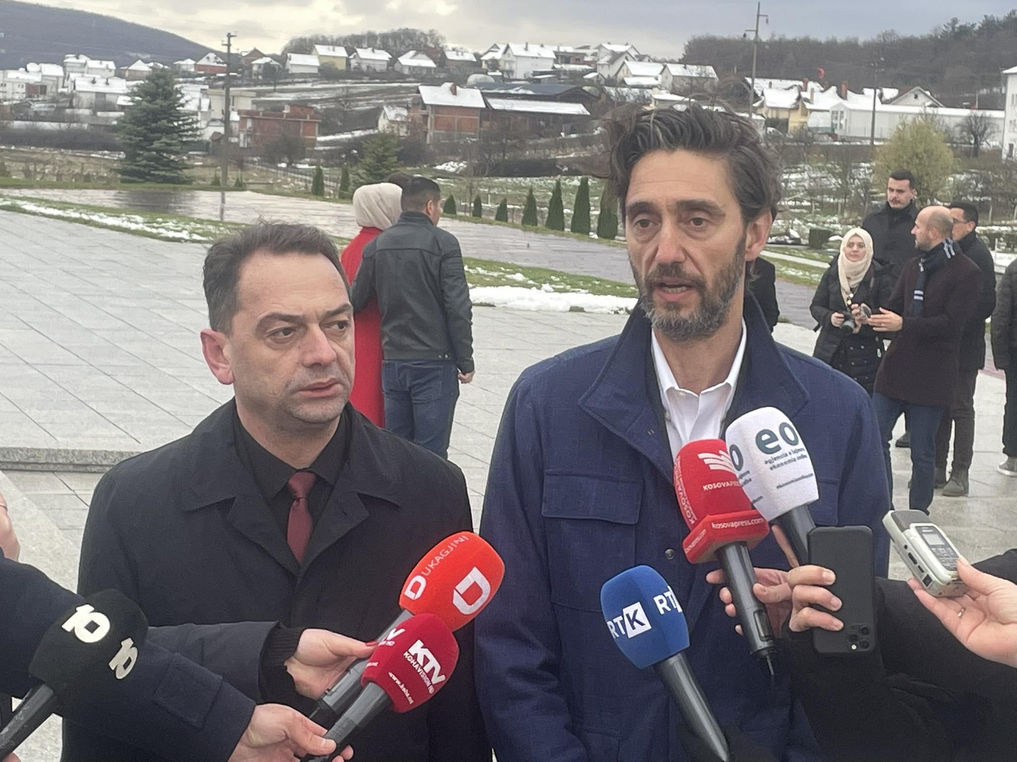 PDK-ja bën homazhe në Kompleksin Memorial “Adem Jashari” në Prekaz ...