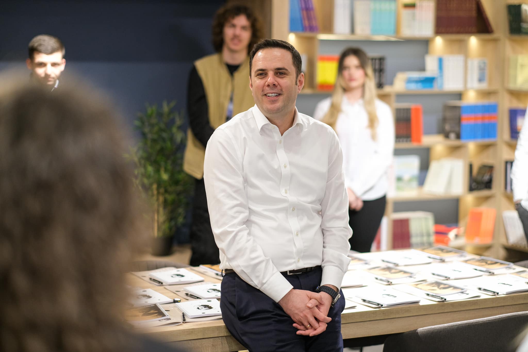 Lumir Abdixhiku publikon foto nga selia e LDK-së: E ardhmja jonë është ...