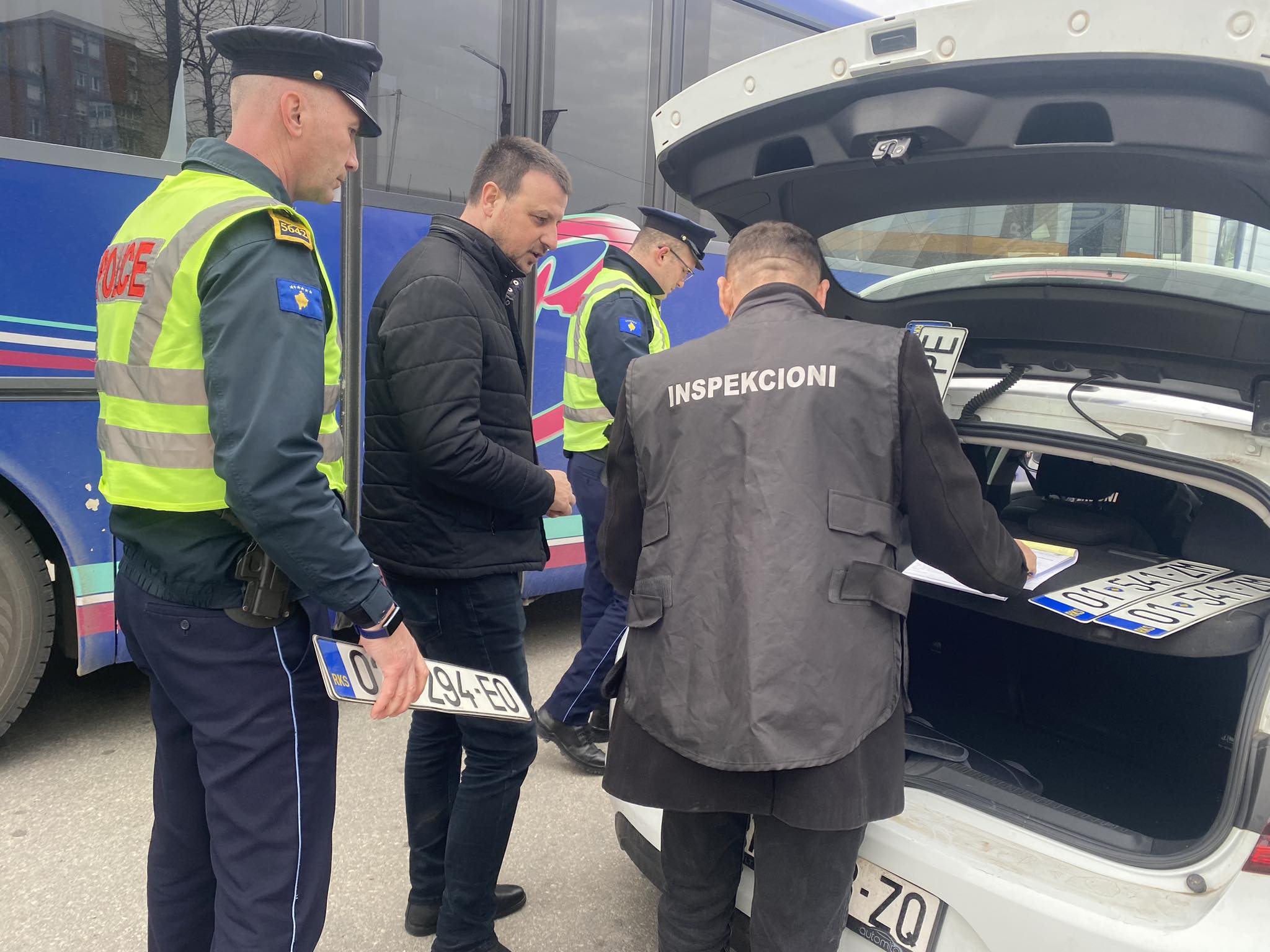 Taksitë ilegalë e linjat e autobusëve, cak i Inspektoratit dhe Policisë ...