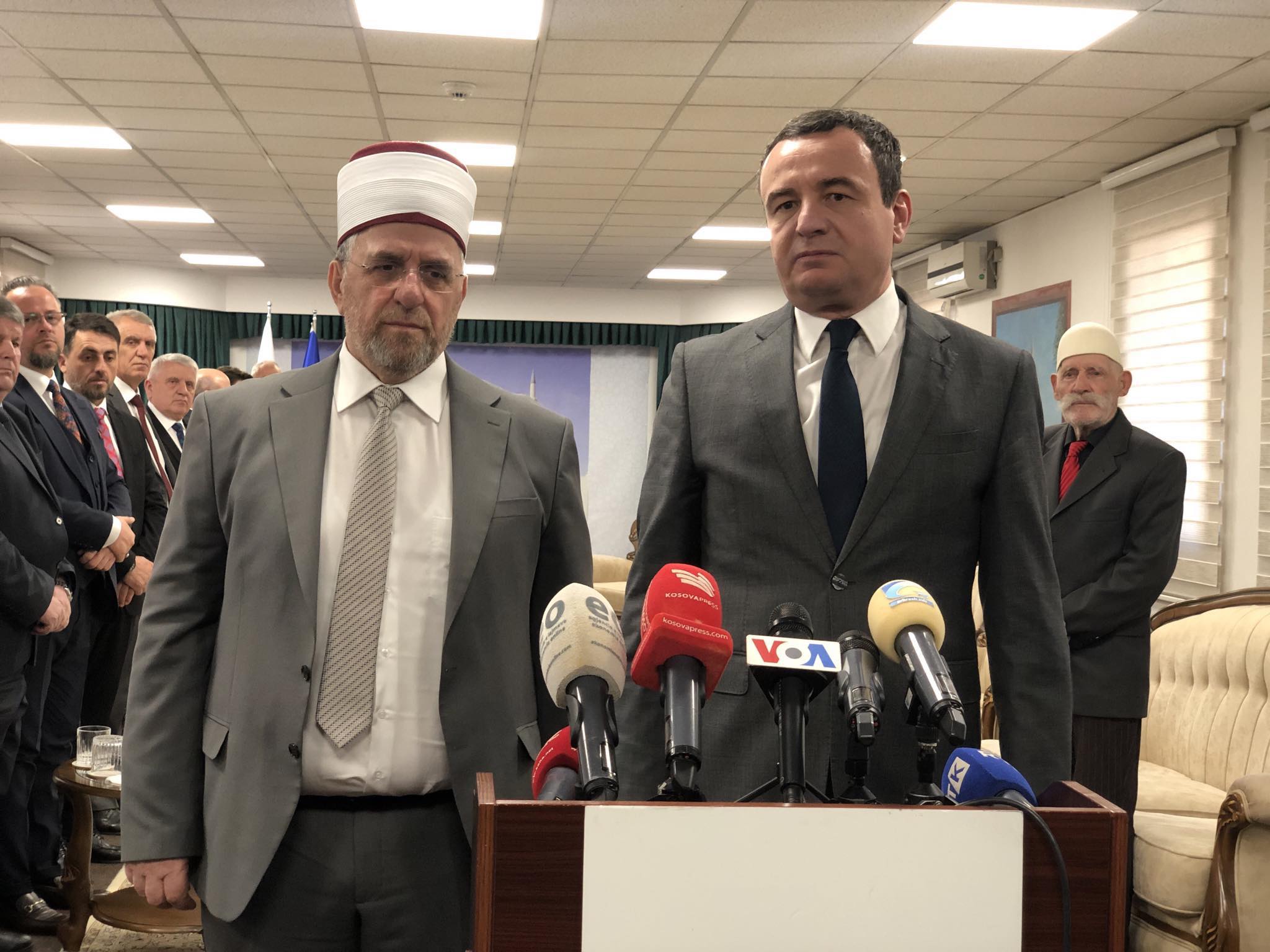 Kurti viziton BIK-un për Bajram, përmend rënien e 37 imamëve në luftë ...