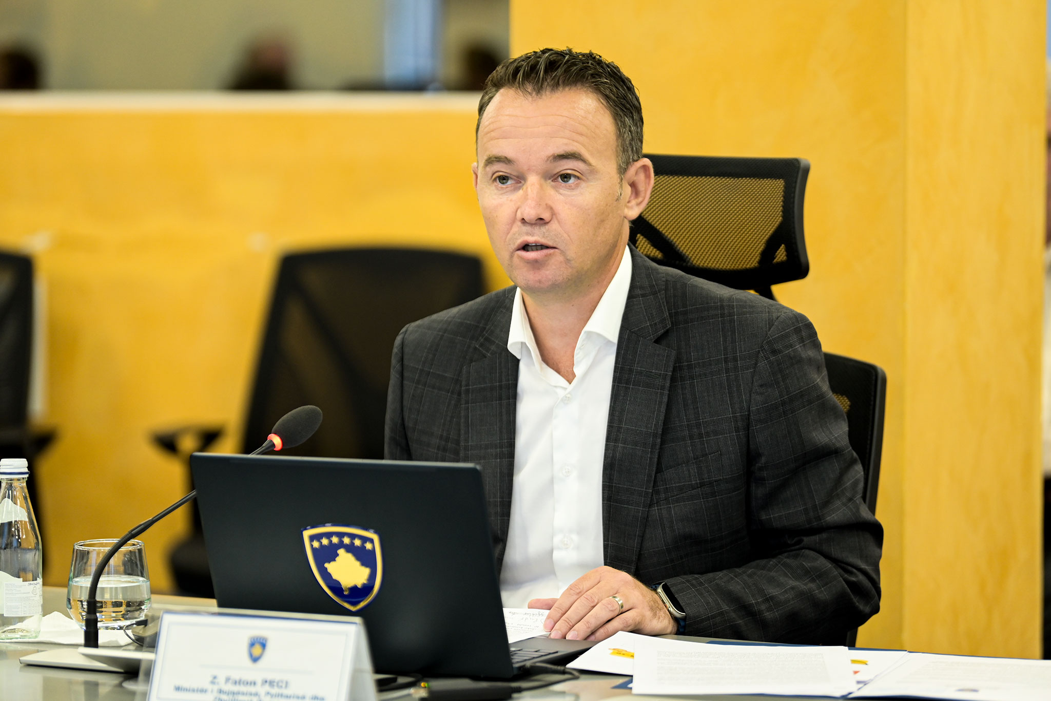 Pas disa orësh përfundon intervistimi i ministrit Faton Peci – Ekonomia ...