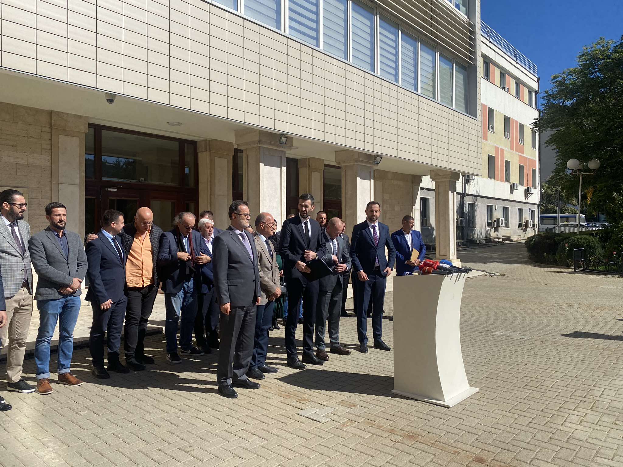 Eman Rrahmani e Visar Korenica zyrtarizojnë largimin nga VV-ja ...