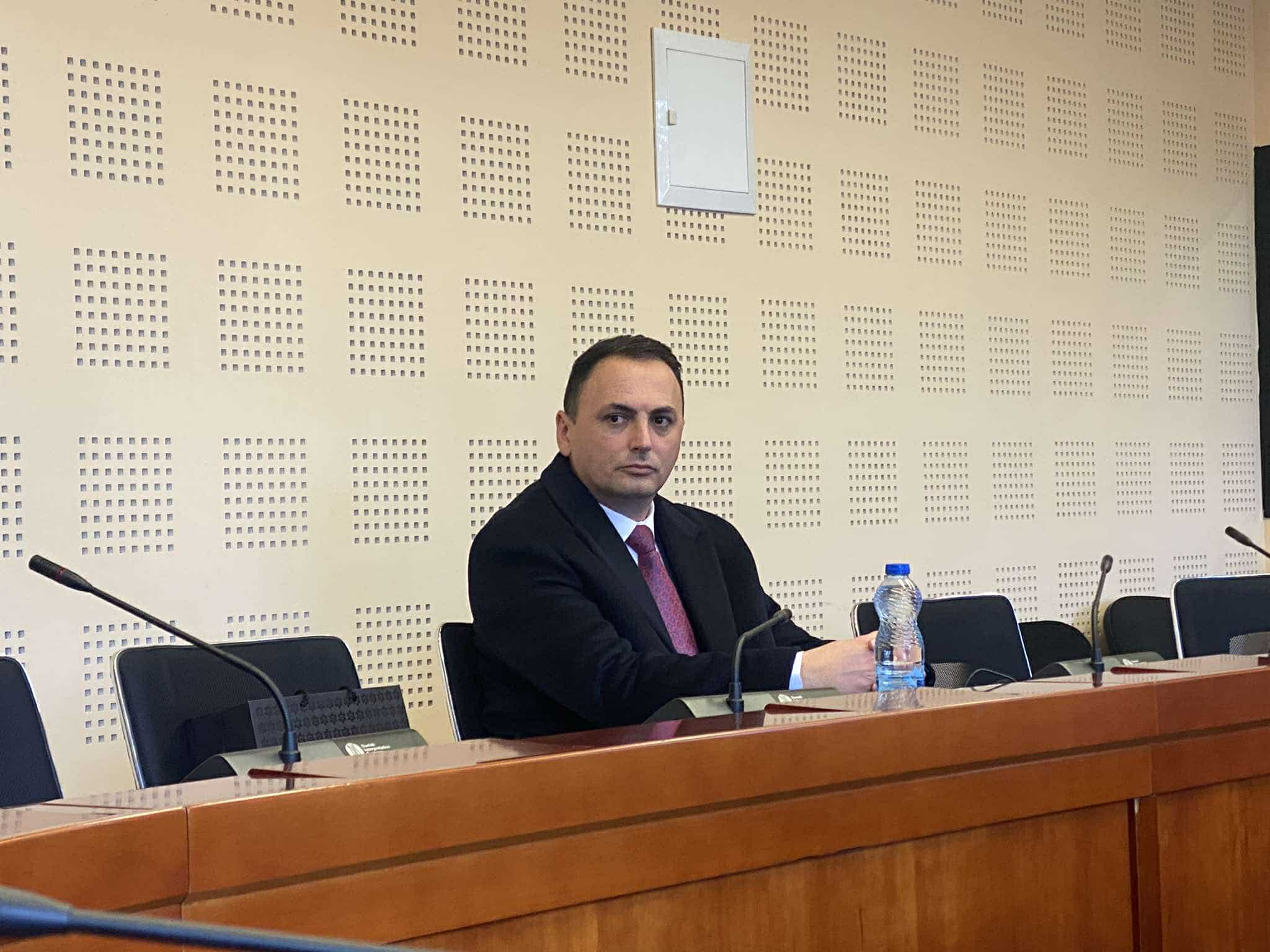 Drejtori i AKI-së raporton para komisionit parlamentar, mediat nuk ...