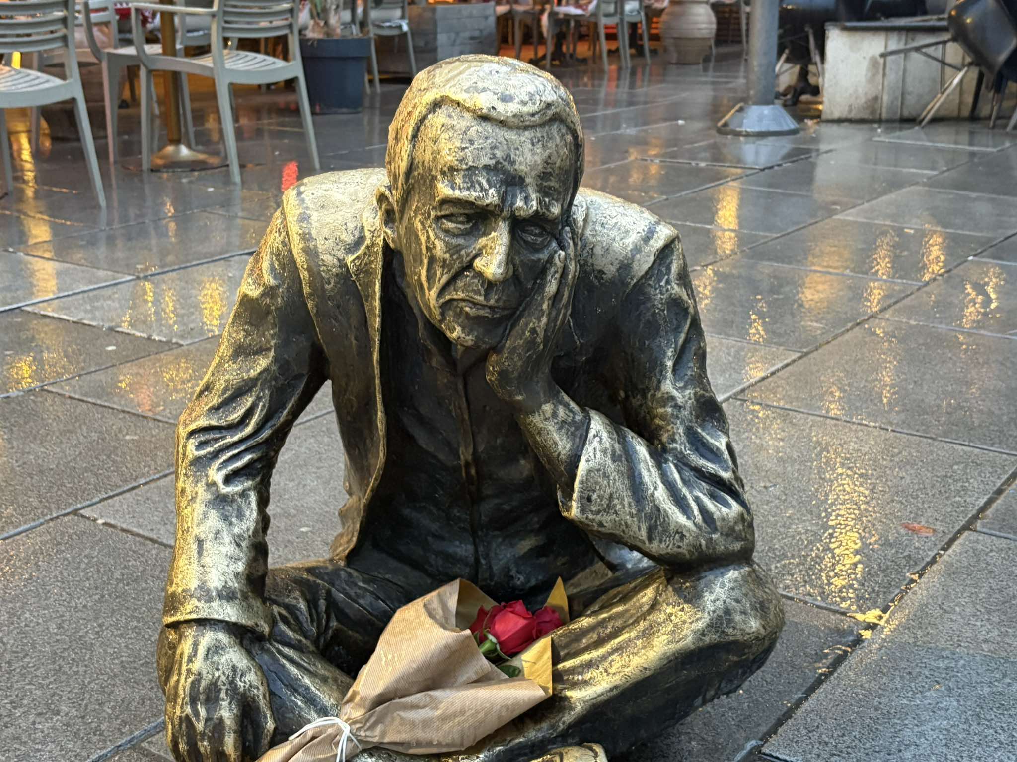 Buqeta me lule pranë skulpturës së Faik Rexhepit, i ndarë nga jeta dje ...