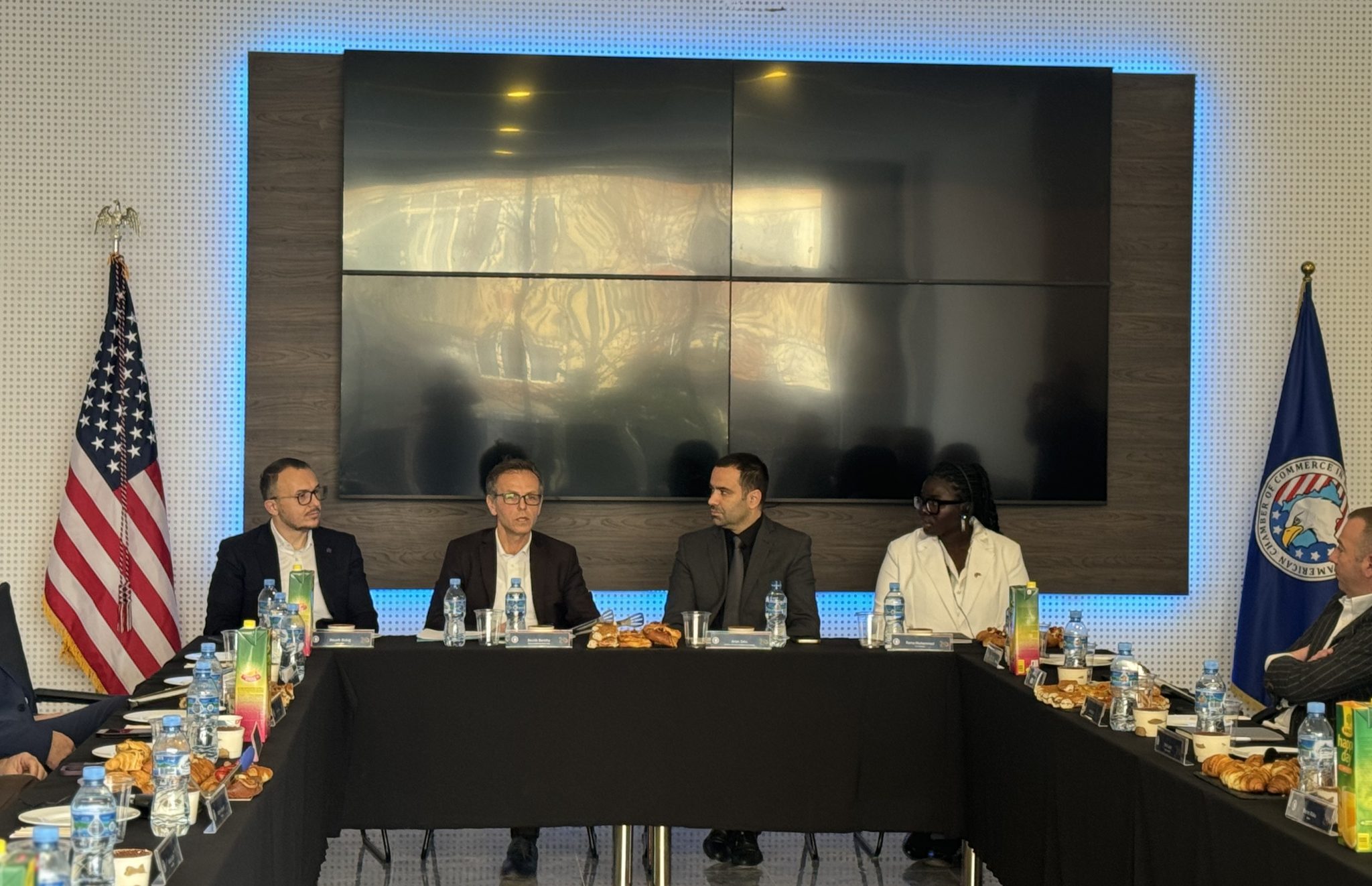 Oda Amerikane organizoi diskutim me Drejtorin Menaxhues të Fondit ...