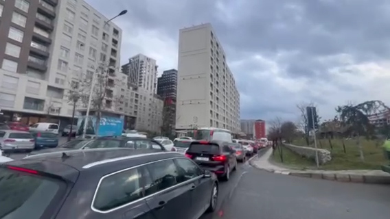 Reshjet e shiut shkaktojnë kolona në Prishtinë – Ekonomia Online