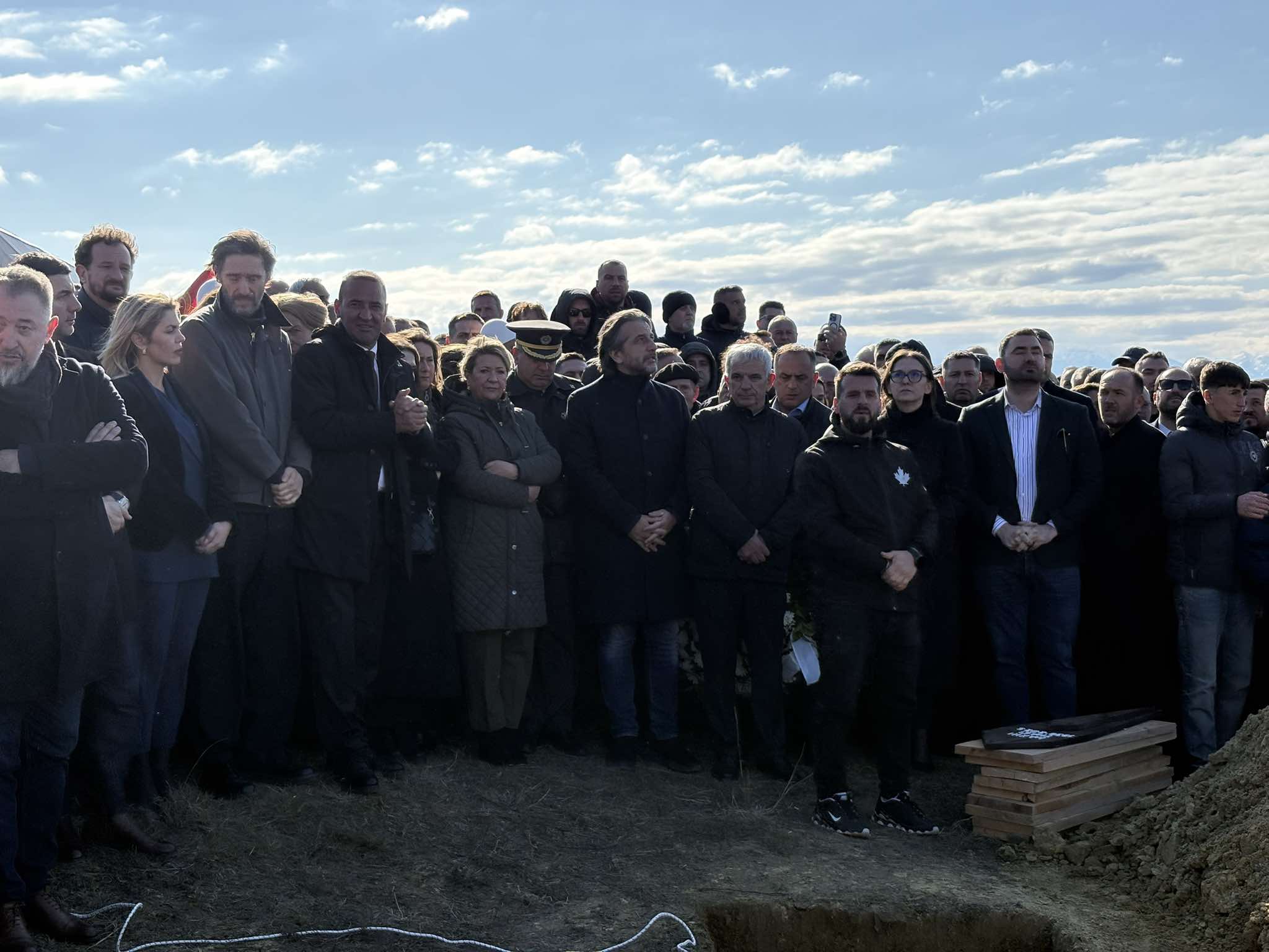 Dy këshilltarë në emër të presidentes Osmani në homazhe dhe në varrim ...