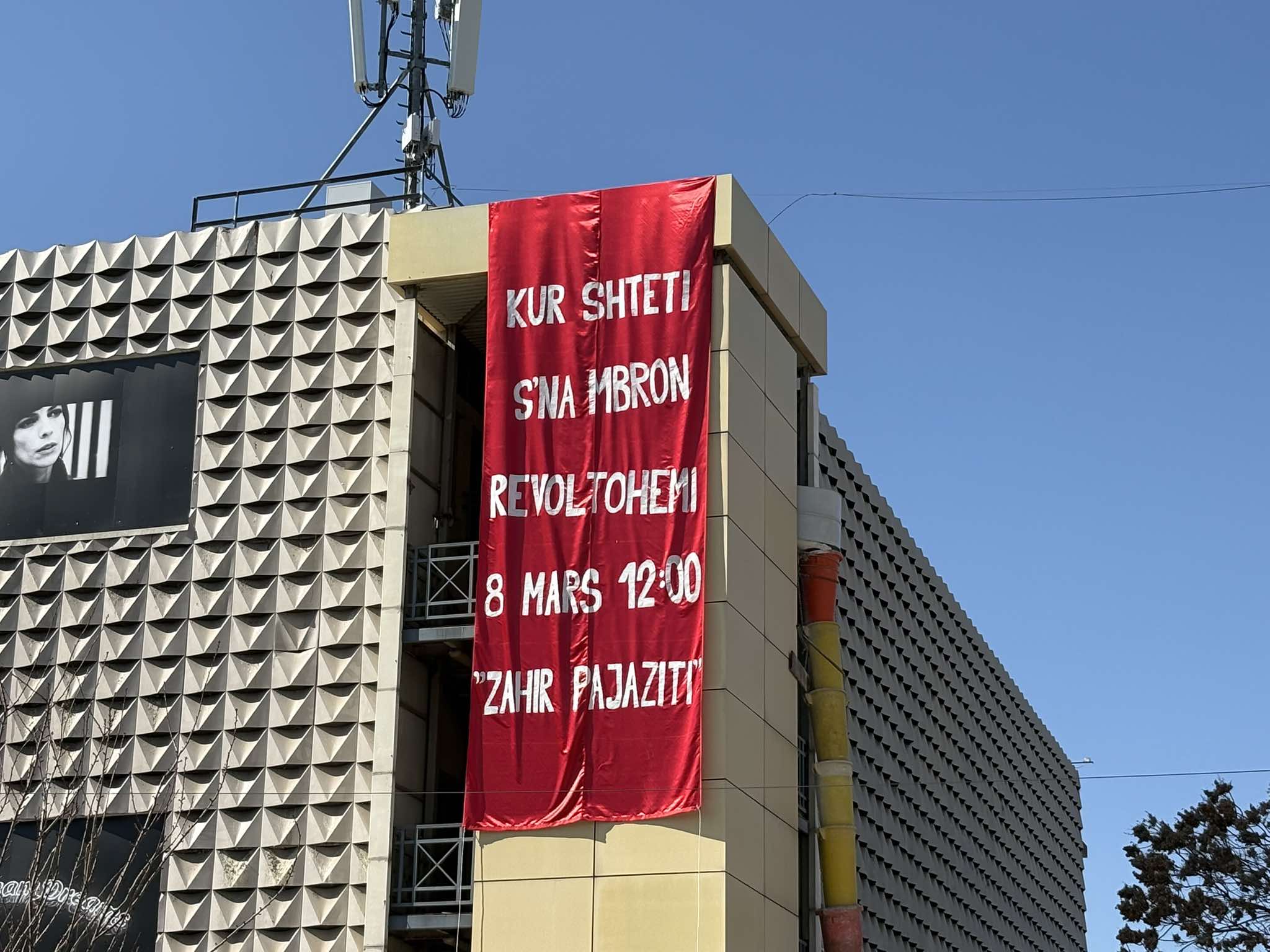 Kolektivi “Marshojmë s’festojmë” proteston më 8 mars në përkrahje të ...