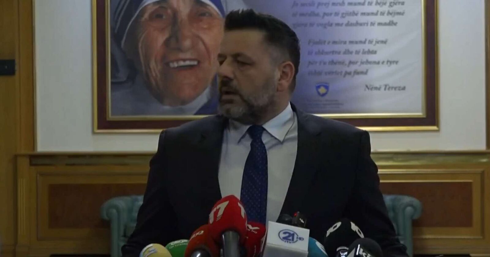 Bekë Berisha i AAK-së në tavolinë me kandidatin e VV-së në Pejë Taulant ...