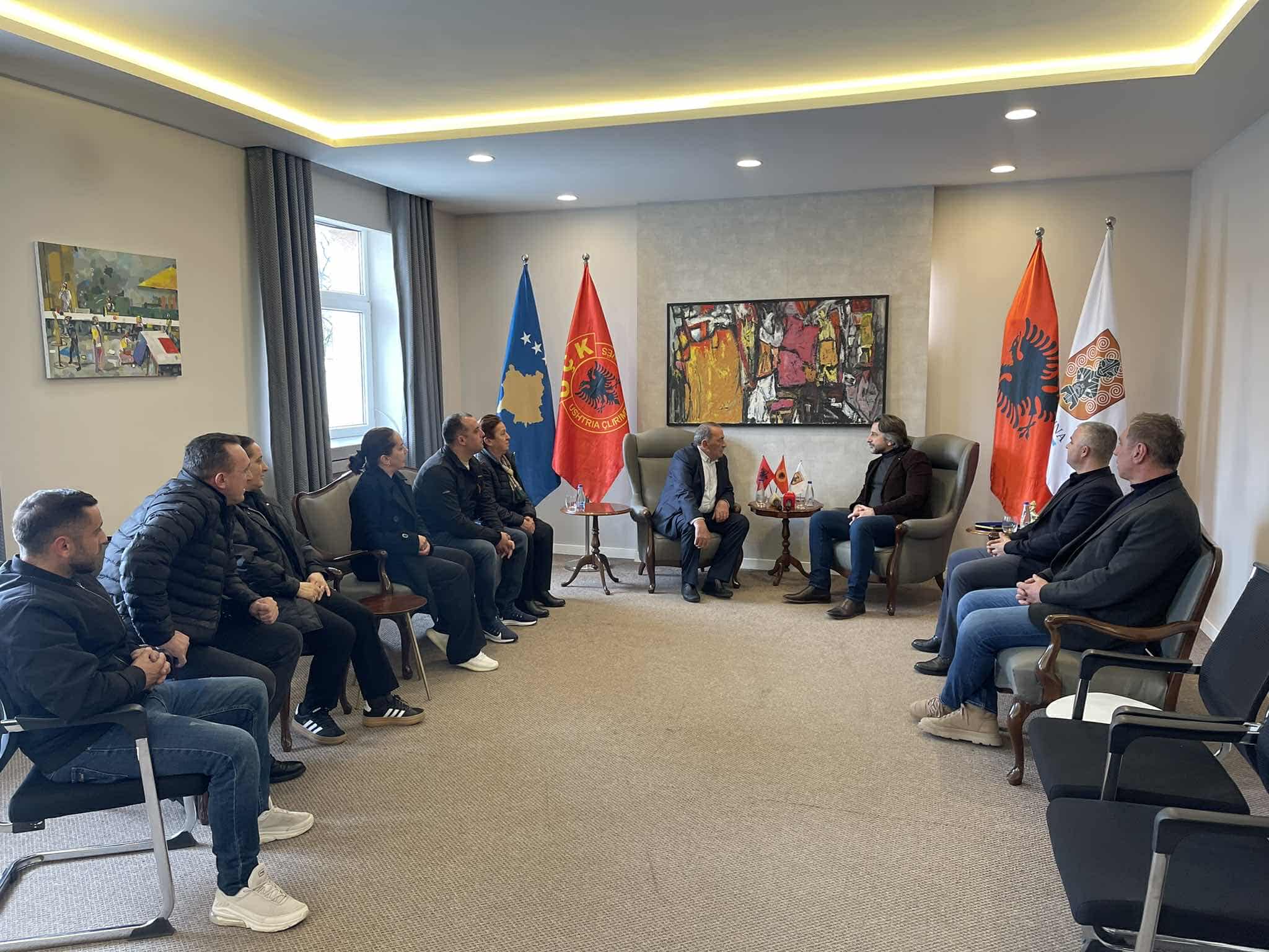 Nderohet me mirënjohje familja e dëshmorit Isuf Ferizi, Rama: Dëshmorët ...