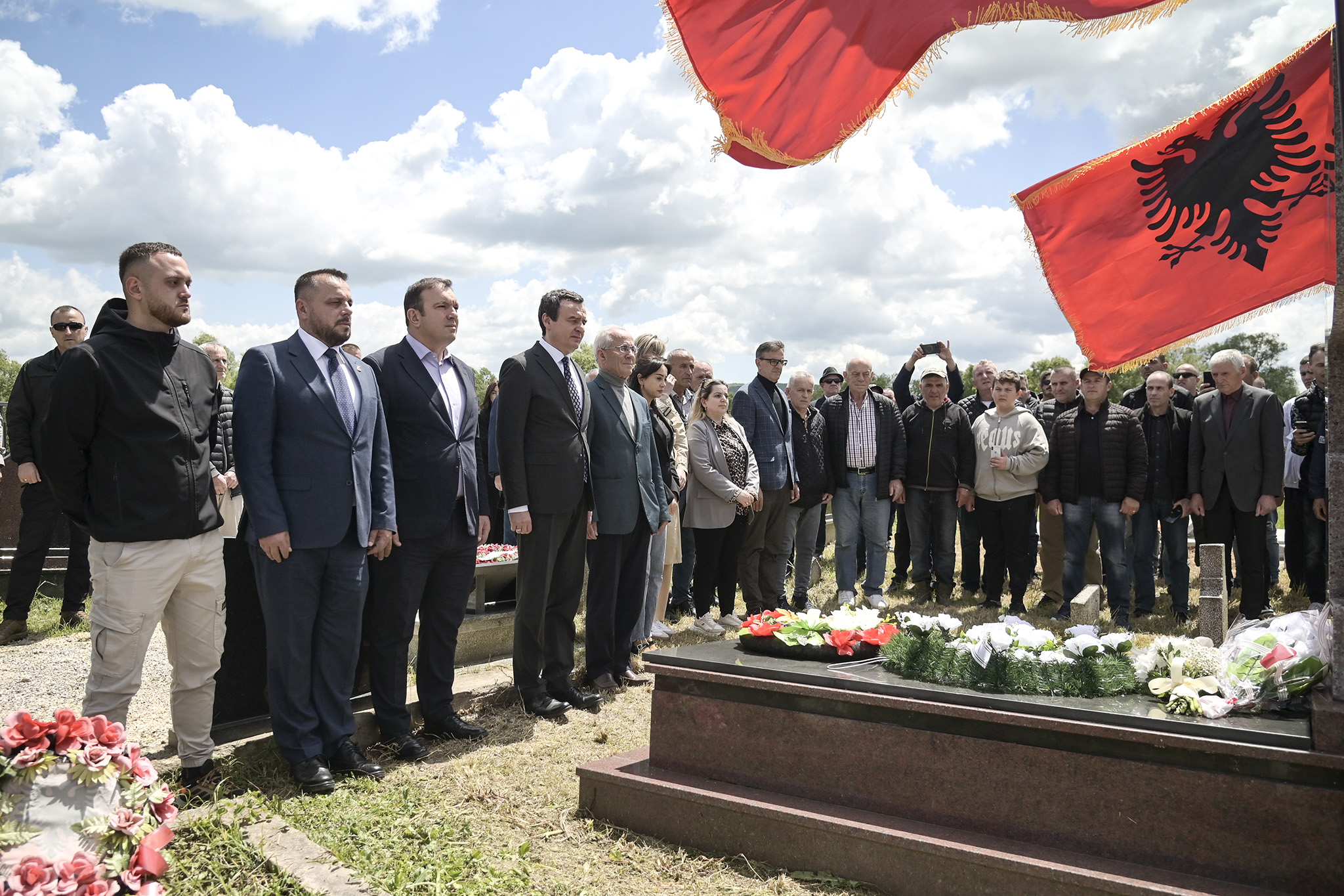 Kurti nderon Xhevdet Lecin në 26-vjetorin e rënies: Punoi ditë-natë për ...