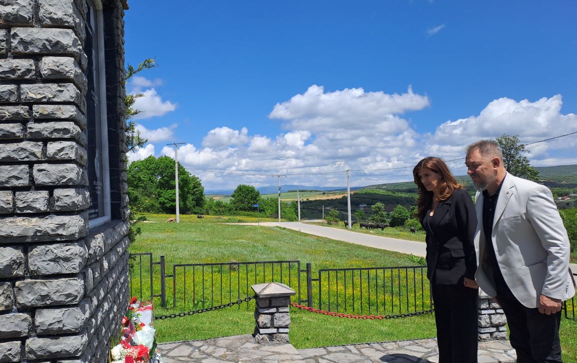 Lushtaku dhe Musliu nderojnë dëshmorët dhe martirët e familjeve Jakupi ...