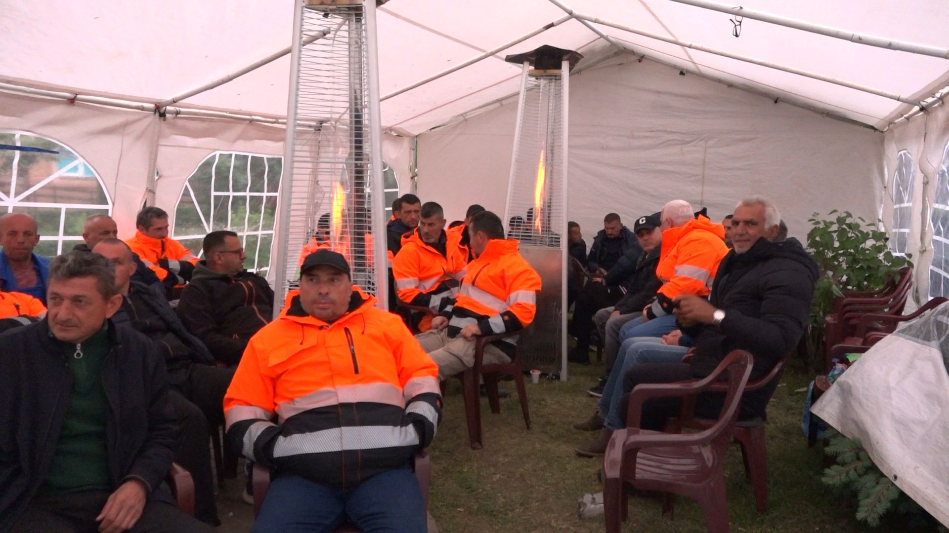 Punëtorët e “Pastrimit” në ditën e katërt të grevës para ndërtesës së ...