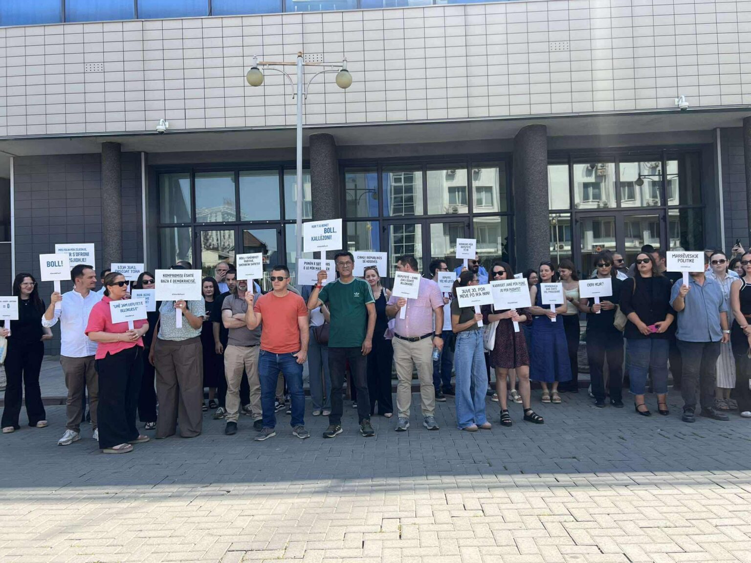 ”Deputetë, emri juaj është bllokadë”, organizatat e shoqërisë civile me ...