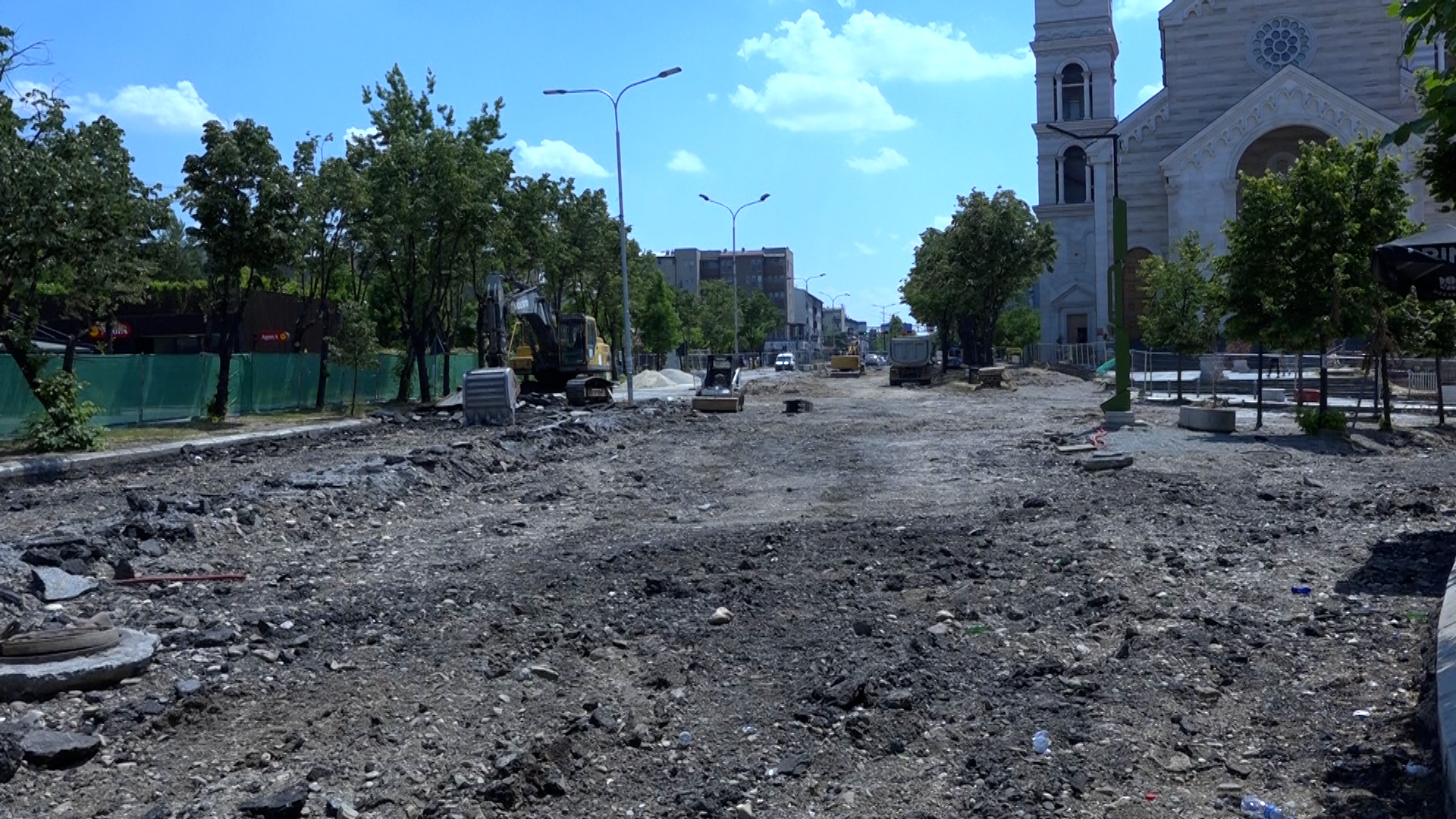 Mekanizma të ndryshëm pune “mrizojnë” në Sheshin “Xhorxh Bush”, pas vendimit të Gjykatës ...