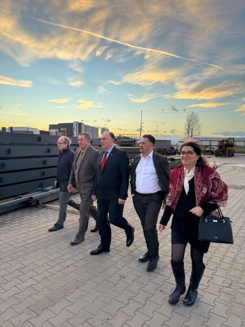 Delegacioni i AKB-së dhe Avdullah Hoti vizitojnë fabrikën “Euro Metal” në Ferizaj në kuadër të ...